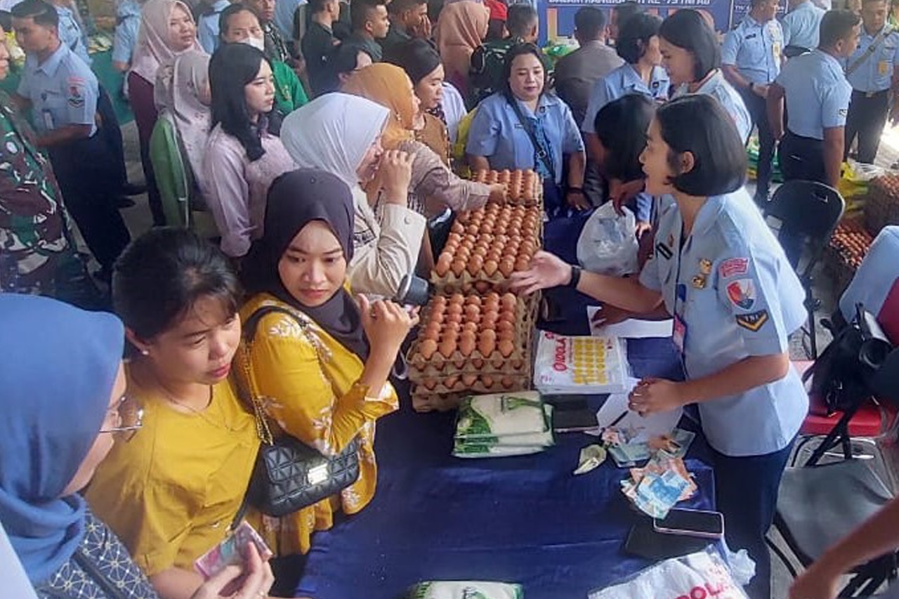 Berpartisipasi Dalam Bazar Ramadan TNI, Lanudsri Sediakan Sembako Harga Murah dan Terjangkau ...